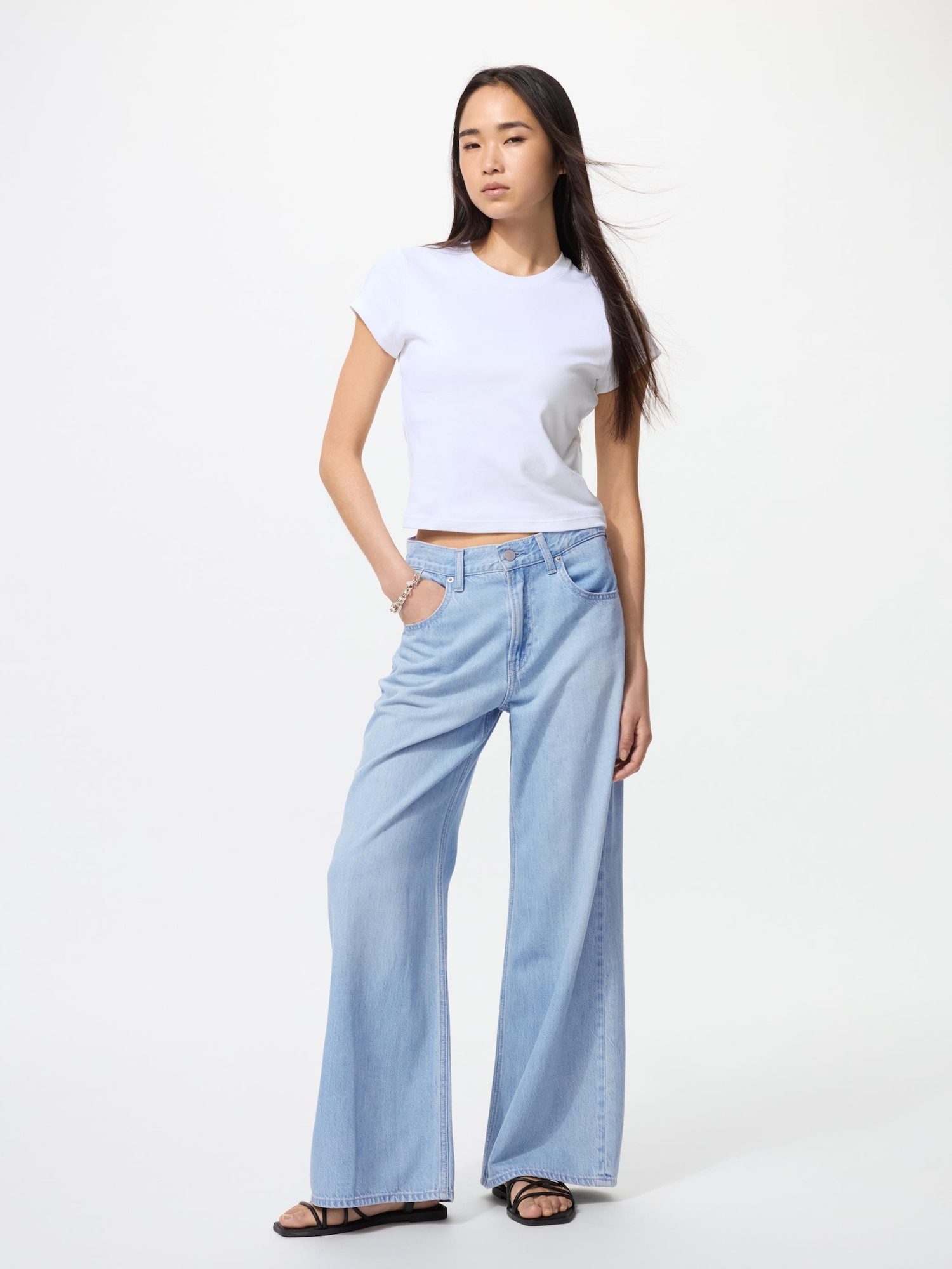 Shop looks for「Drapey Wide Flared Jeans」| UNIQLO IN